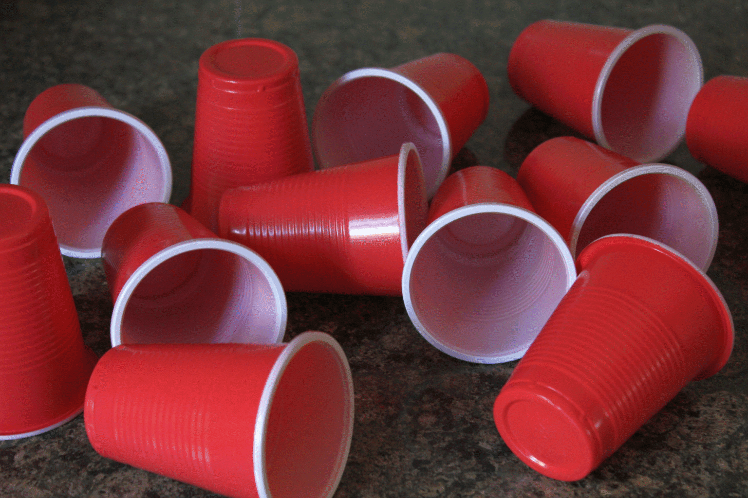 Paper Cups vs. Plastic Cups: Which One Should You Choose?